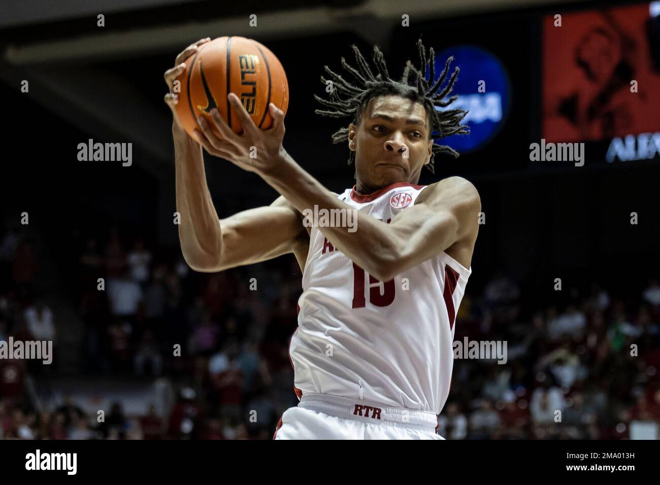 Alabama forward Noah Clowney (15) grabs a rebound during the first half ...
