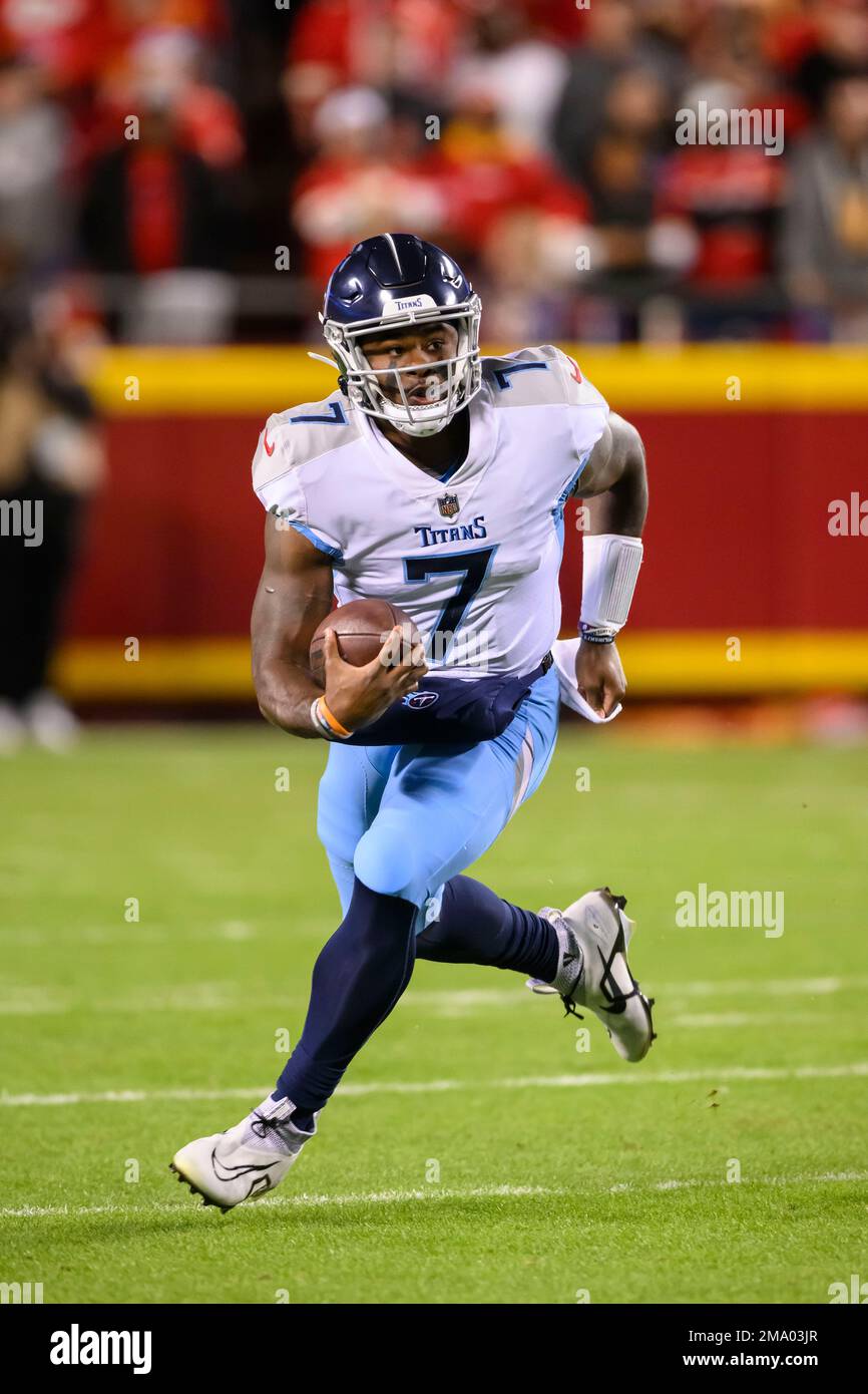 Tennessee Titans quarterback Malik Willis runs the ball against the ...