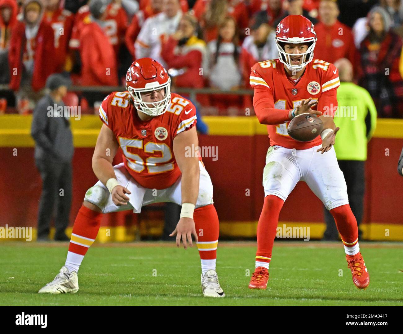 Kansas City Chiefs quarterback Patrick Mahomes (15) receives the snap ...