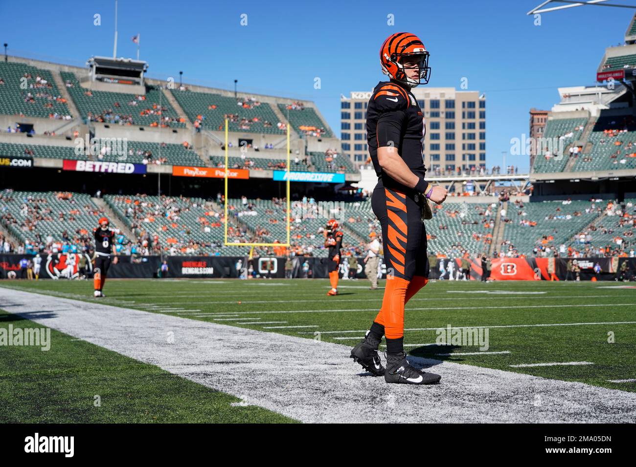 Cincinnati Bengals quarterback Joe Burrow warms up during an NFL ...