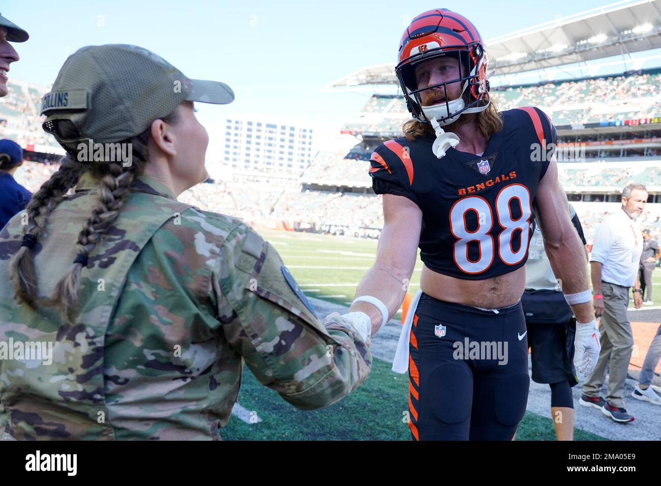 Cincinnati Bengals tight end Hayden Hurst (88) shakes hands with ...