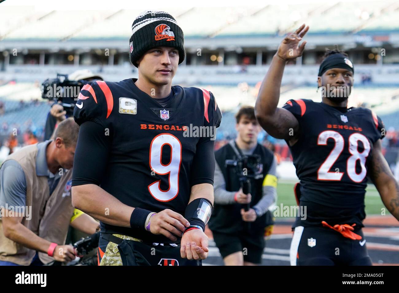 Cincinnati Bengals quarterback Joe Burrow (9) and running back Joe ...
