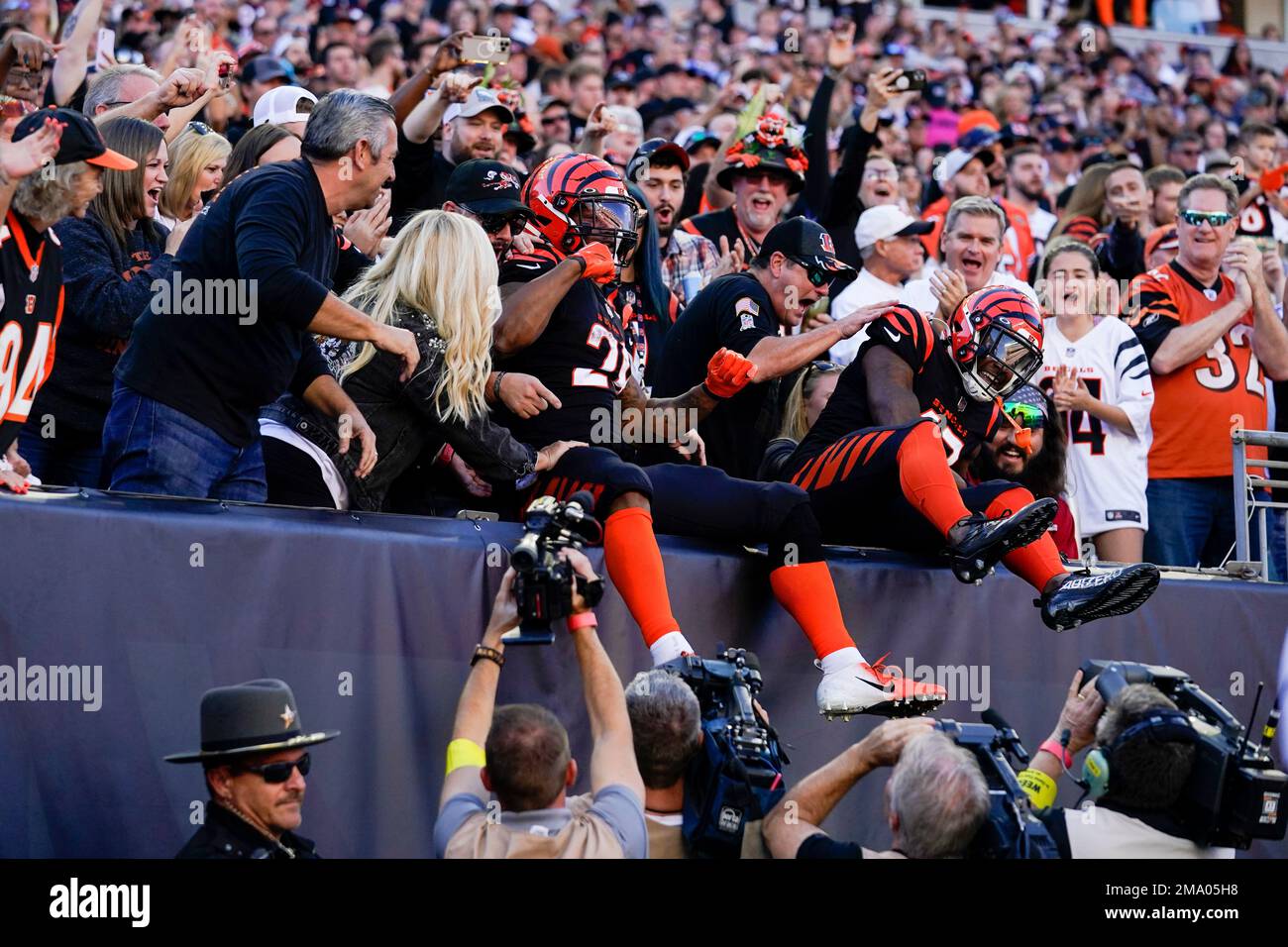 Cincinnati Bengals running back Joe Mixon, center left, and Stanley ...
