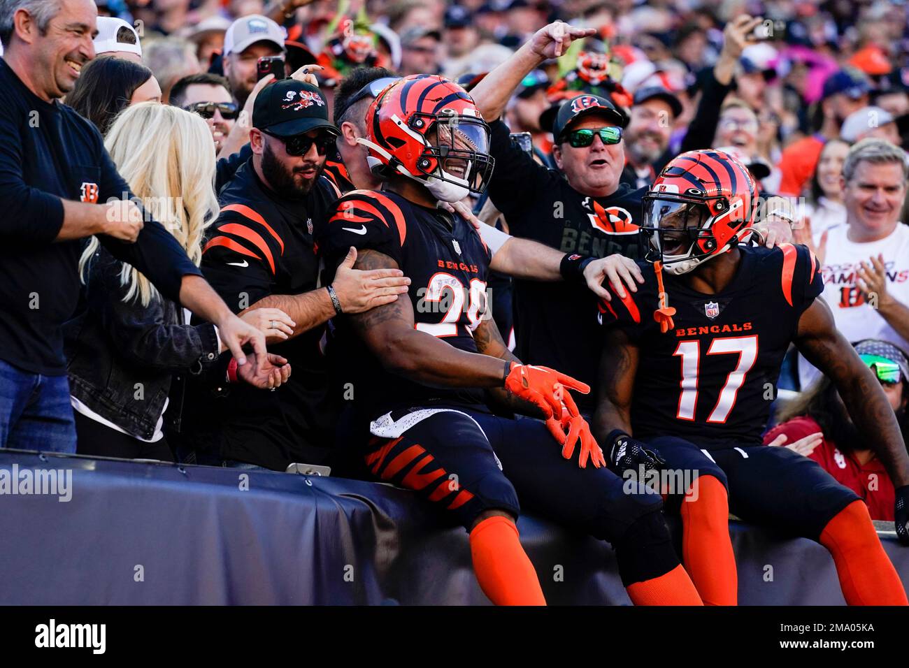 Cincinnati Bengals running back Joe Mixon, center left, and Stanley ...
