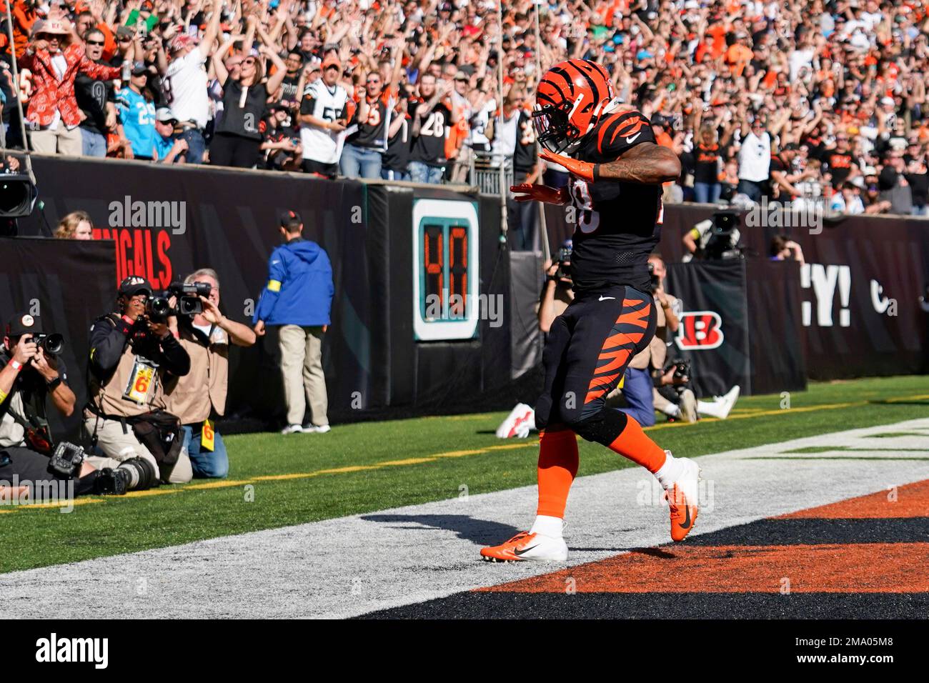 Cincinnati Bengals running back Joe Mixon (28) reacts after scoring a ...