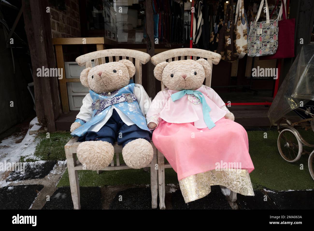 Korean hanoks hi-res stock photography and images - Alamy