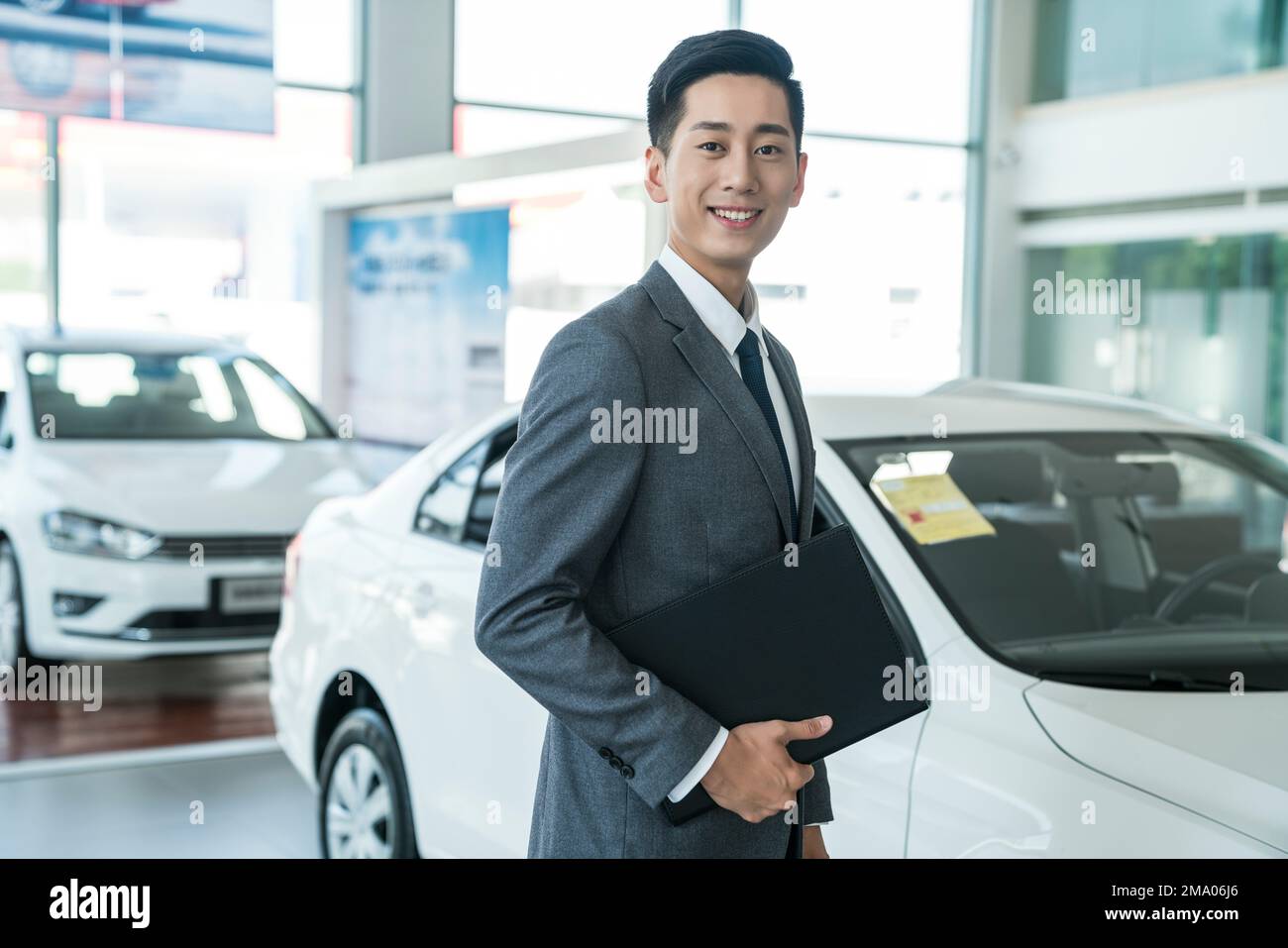 Auto 4 s shops young salesman Stock Photo - Alamy