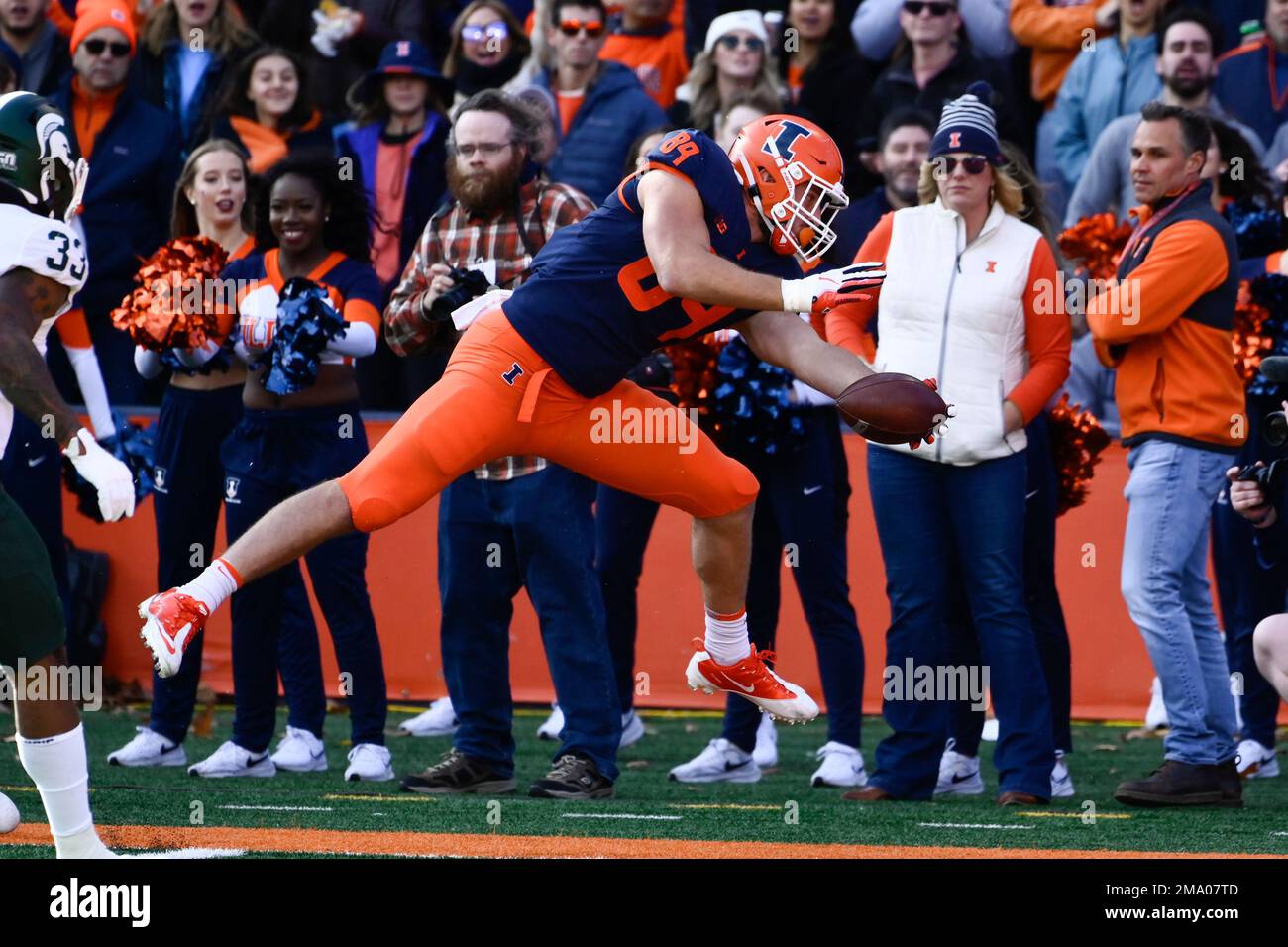Illinois tight end Tip Reiman (89) runs with the ball against Michigan ...