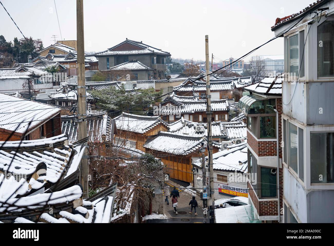 Seoul, Korea. 21st Dec, 2022. Snow-covered roofs of Hanoks in Bukchon ...