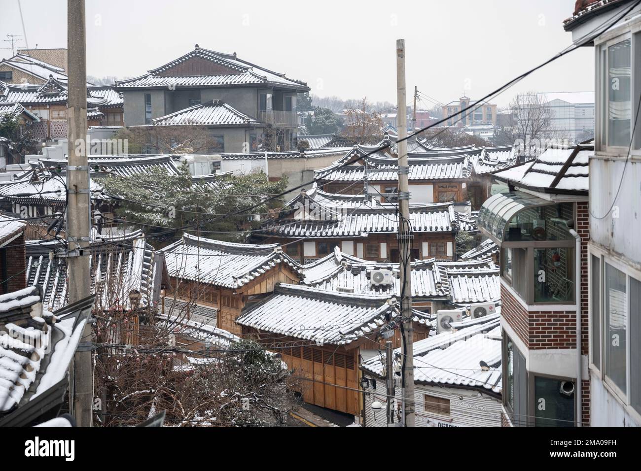 Seoul, Korea. 21st Dec, 2022. Snow-covered roofs of Hanoks in Bukchon ...