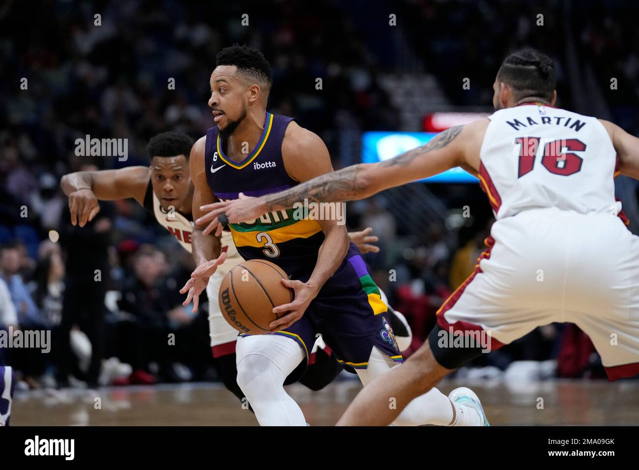 New Orleans Pelicans guard CJ McCollum (3) drives to the basket past ...