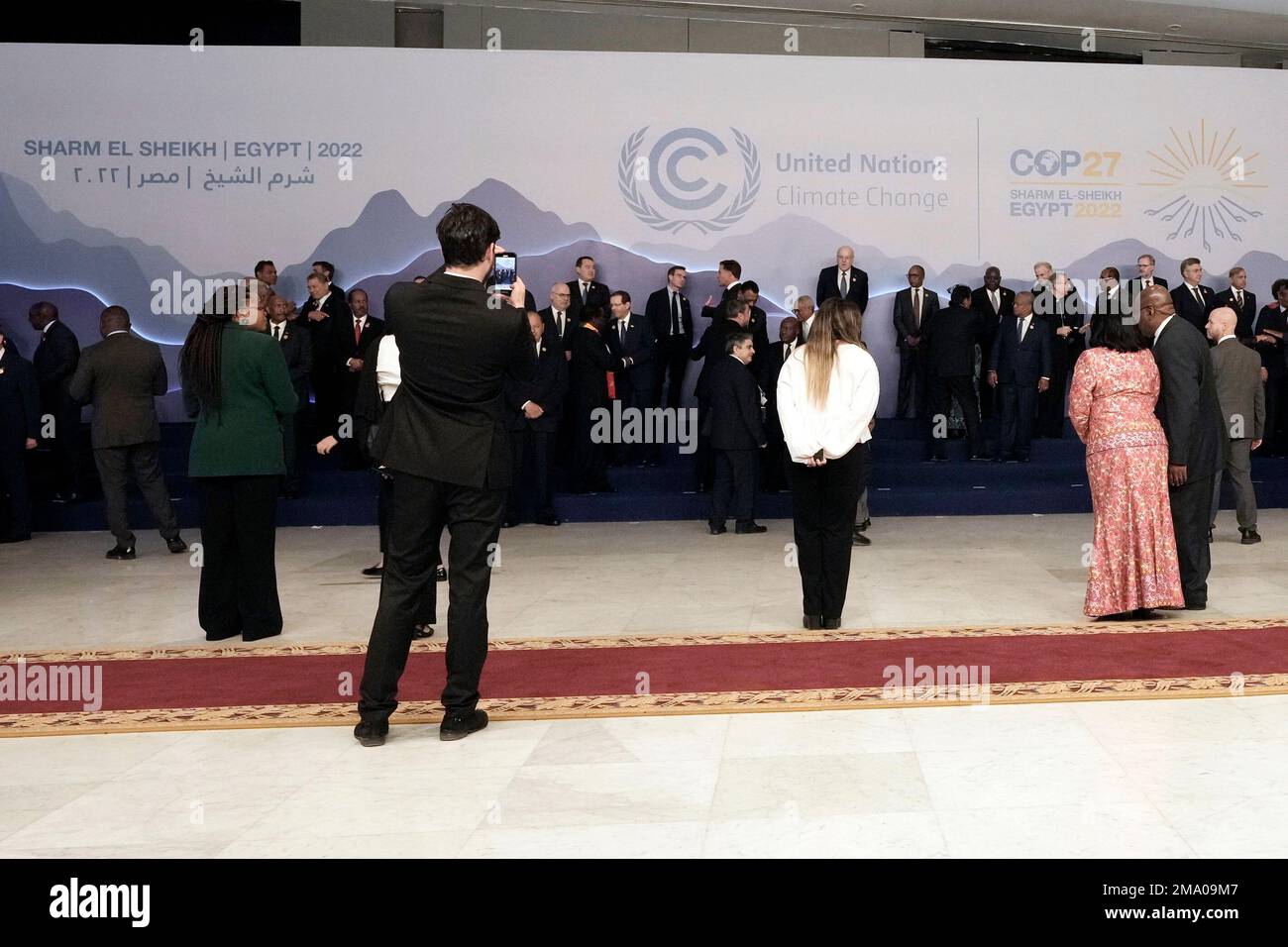 Leaders gather for a photo at the COP27 U.N. Climate Summit, Monday ...