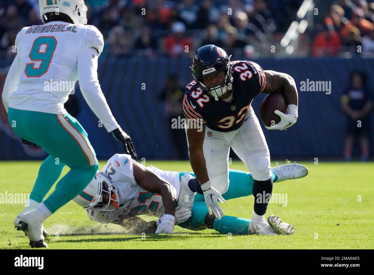 Chicago Bears running back David Montgomery (32) runs against Miami Dolphins safety Eric Rowe ...