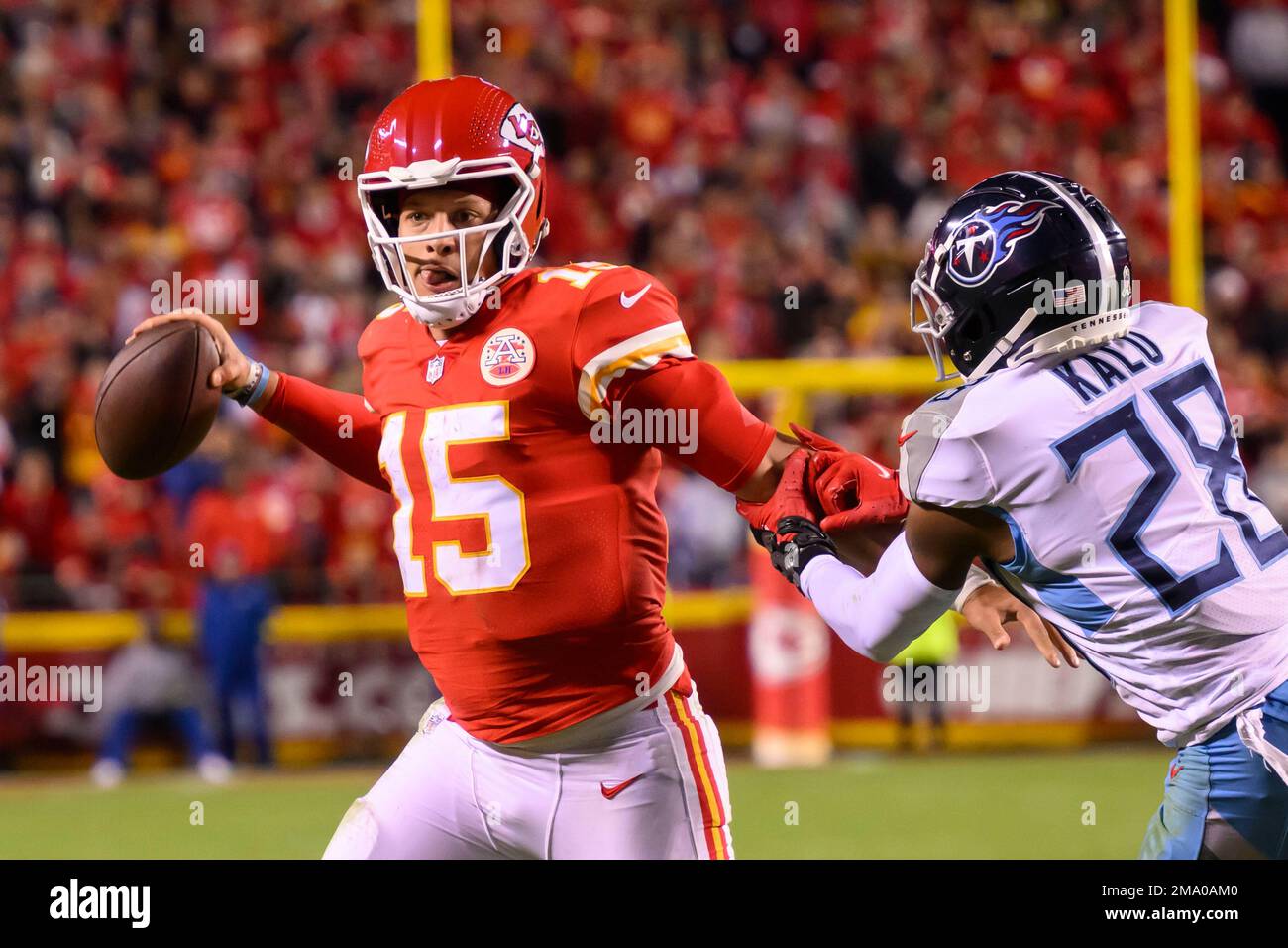 Tennessee Titans safety Joshua Kalu (28) tries to tackle Kansas City ...