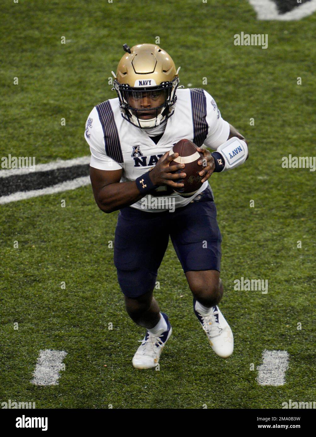 Navy quarterback Maasai Maynor (9) plays during an NCAA college ...