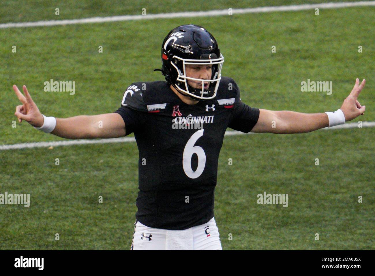Cincinnati quarterback Ben Bryant (6) plays during an NCAA college ...