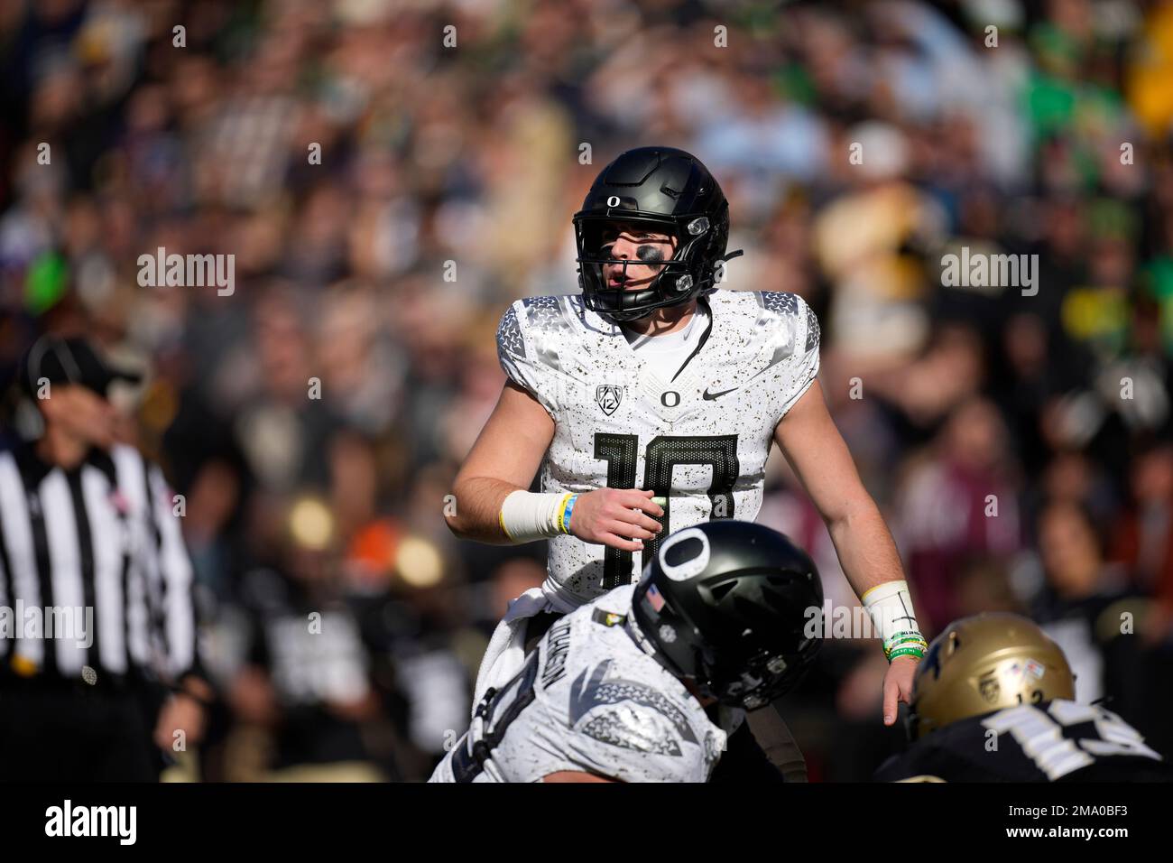 Oregon quarterback Bo Nix (10) in the first half of an NCAA college ...