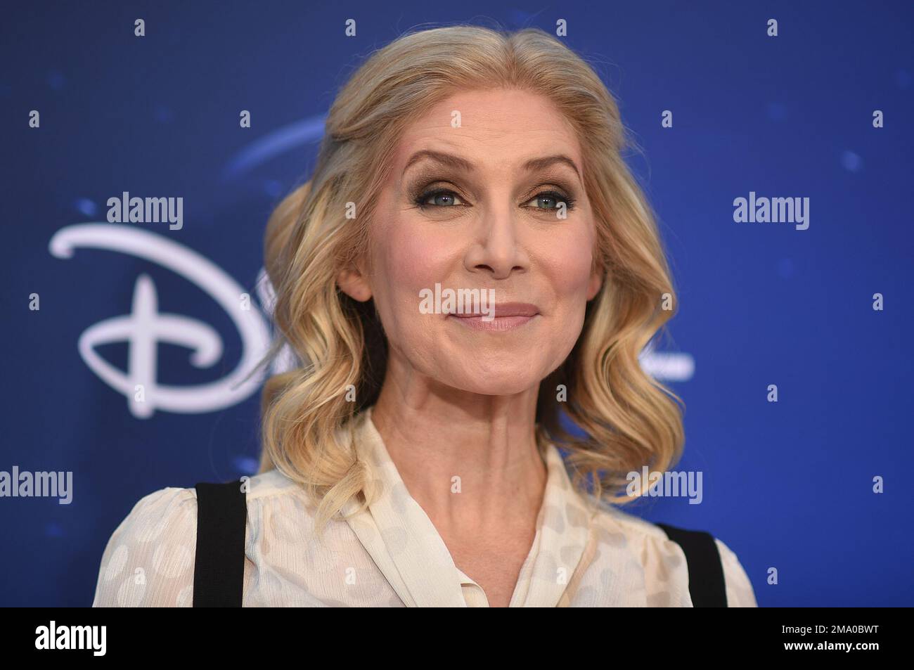 Elizabeth Mitchell arrives at the premiere of "The Santa Clauses" on ...