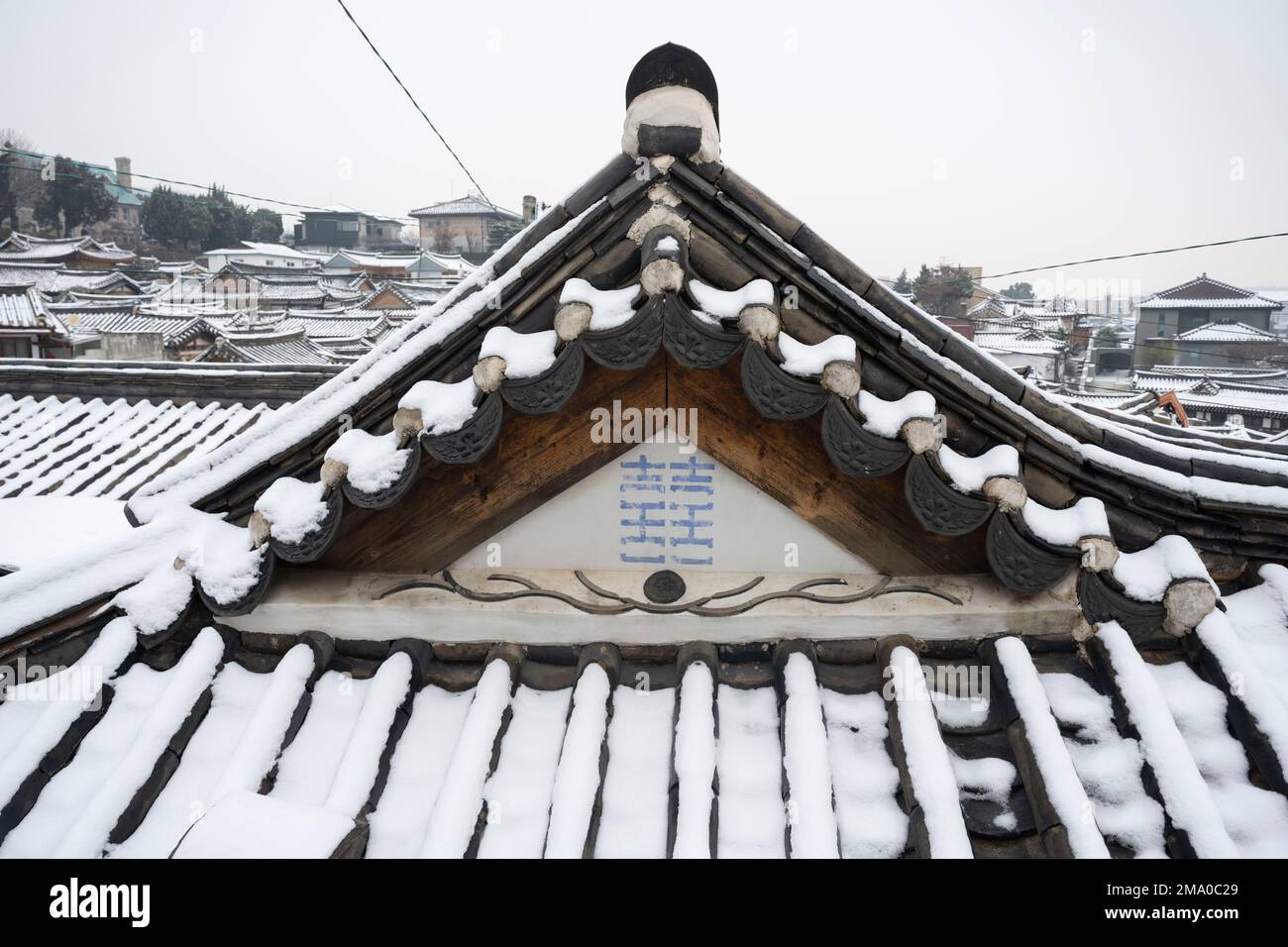 Seoul, Korea. 21st Dec, 2022. Snow-covered roofs of Hanoks in Bukchon ...