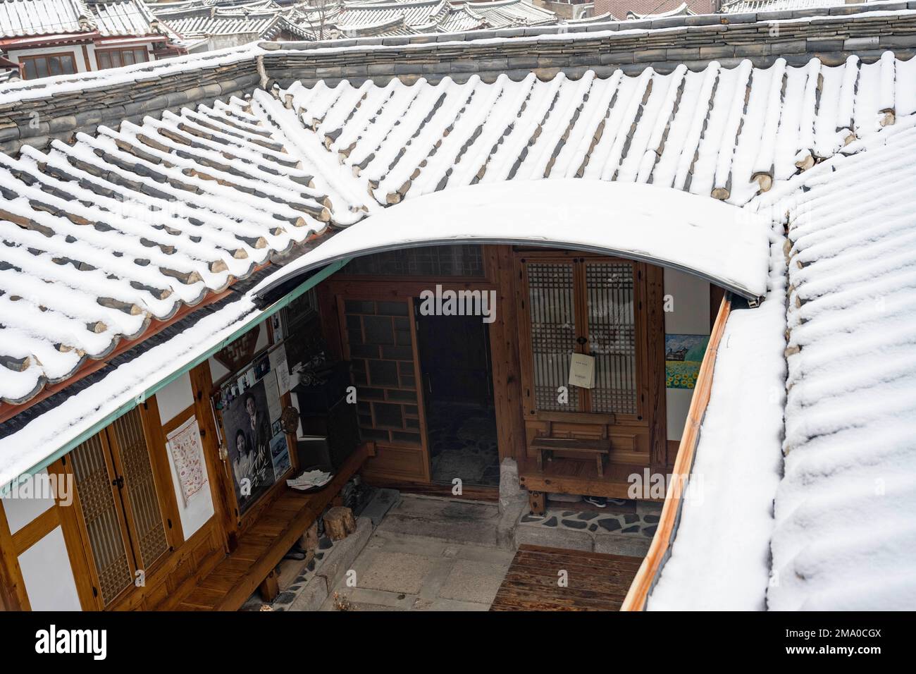 Seoul, Korea. 21st Dec, 2022. Snow-covered roofs of Hanoks in Bukchon ...