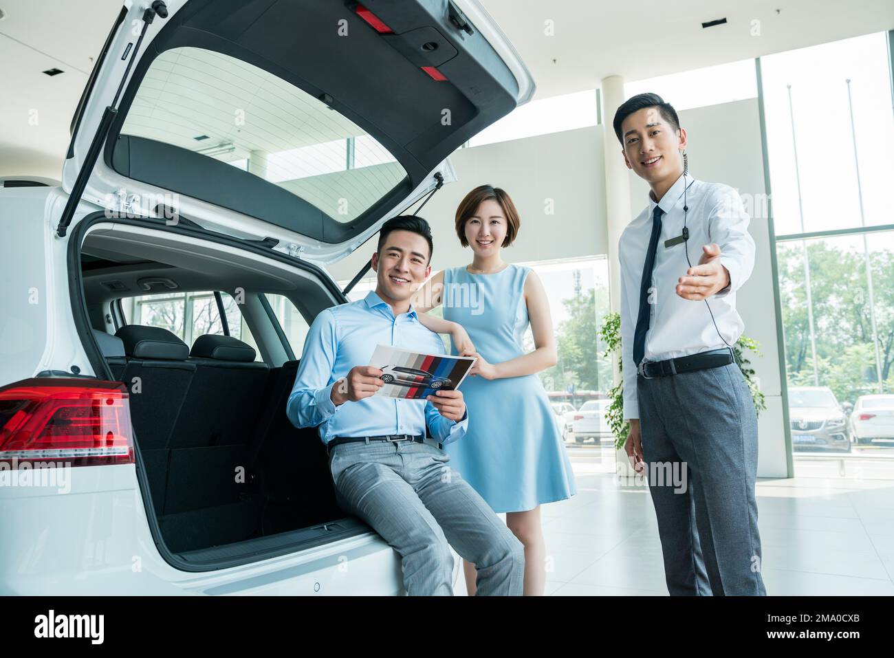 Young woman opening trunk auto hi-res stock photography and images - Alamy