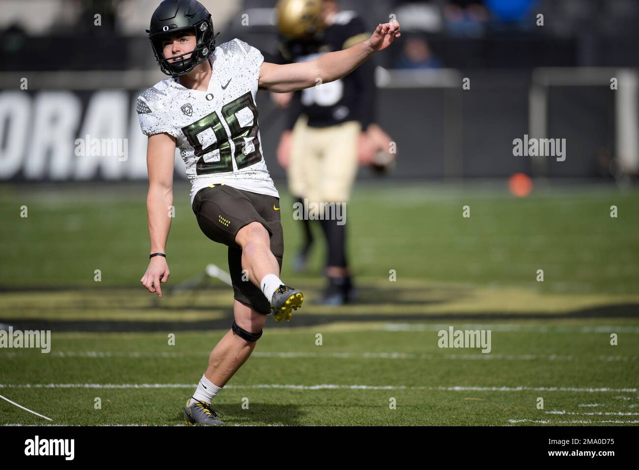 Oregon place kicker Andrew Boyle (98) warms up before an NCAA college ...