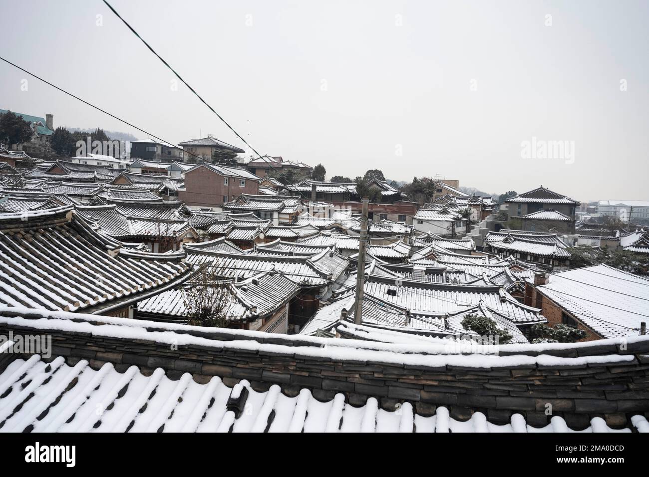 Seoul, Korea. 21st Dec, 2022. Snow-covered roofs of Hanoks in Bukchon ...