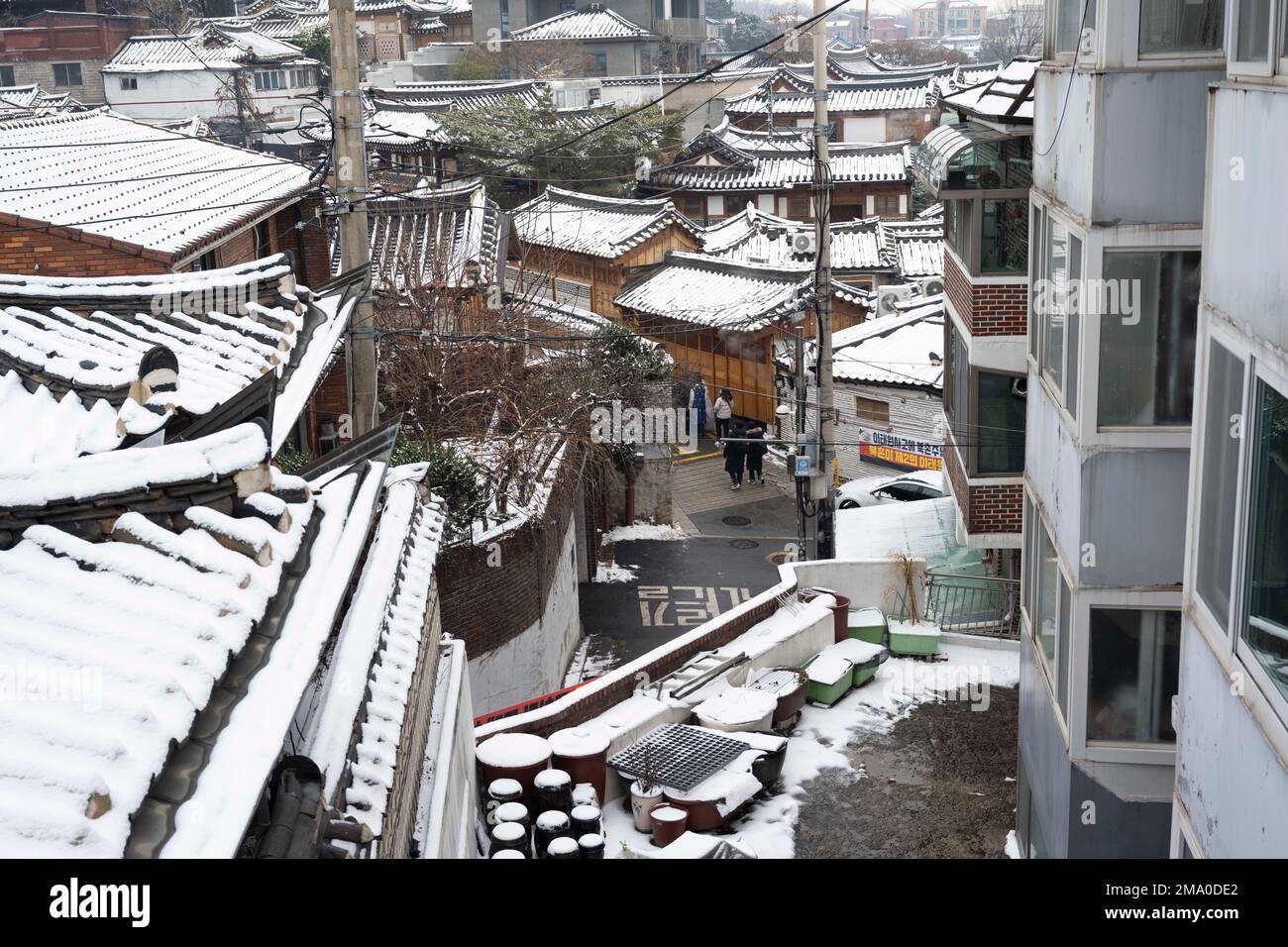 Seoul, Korea. 21st Dec, 2022. Snow-covered roofs of Hanoks in Bukchon ...