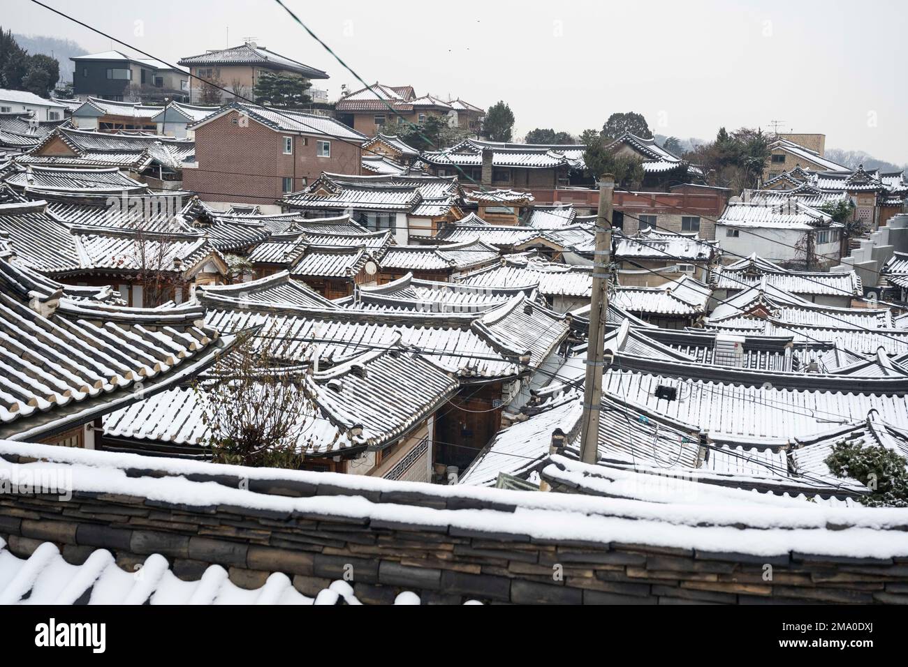 Seoul, Korea. 21st Dec, 2022. Snow-covered roofs of Hanoks in Bukchon ...