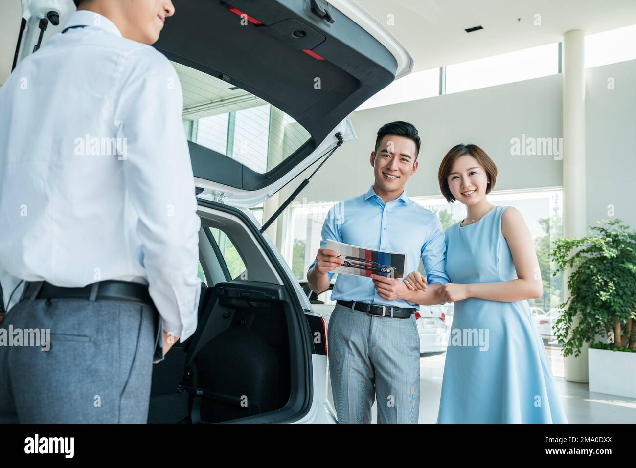 Young woman opening trunk auto hi-res stock photography and images - Alamy