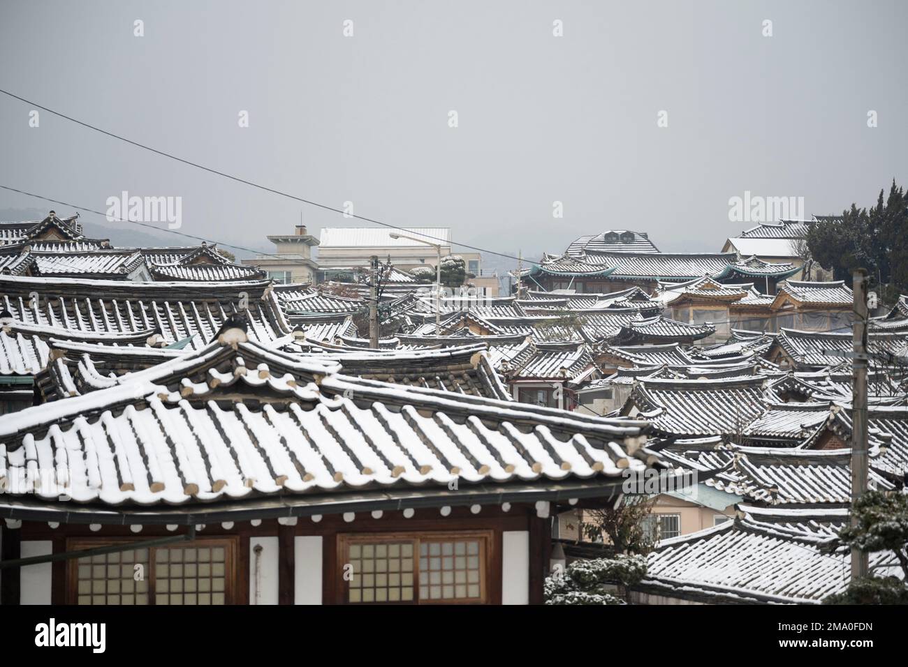 Seoul, Korea. 21st Dec, 2022. Snow-covered roofs of Hanoks in Bukchon ...