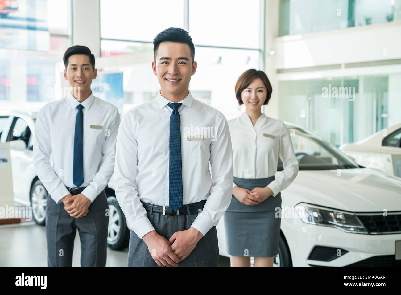Auto 4 s shops young salesman Stock Photo - Alamy