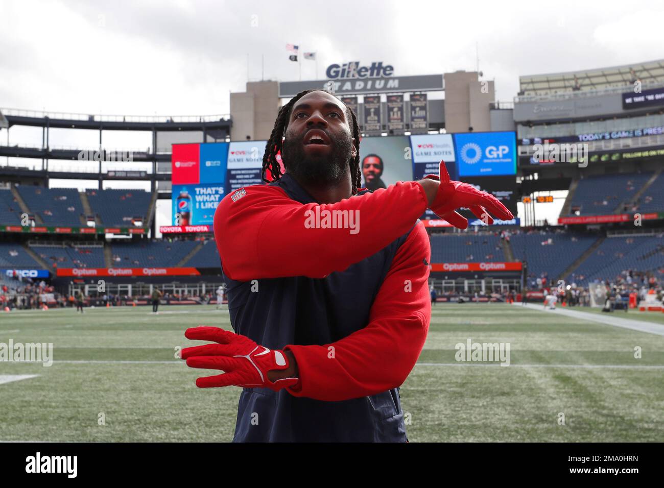 New England Patriots linebacker Matthew Judon (9) plays catch with fans ...