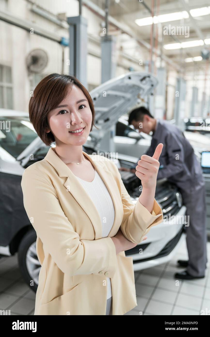 Repair shop mechanics of personnel with the customer Stock Photo - Alamy