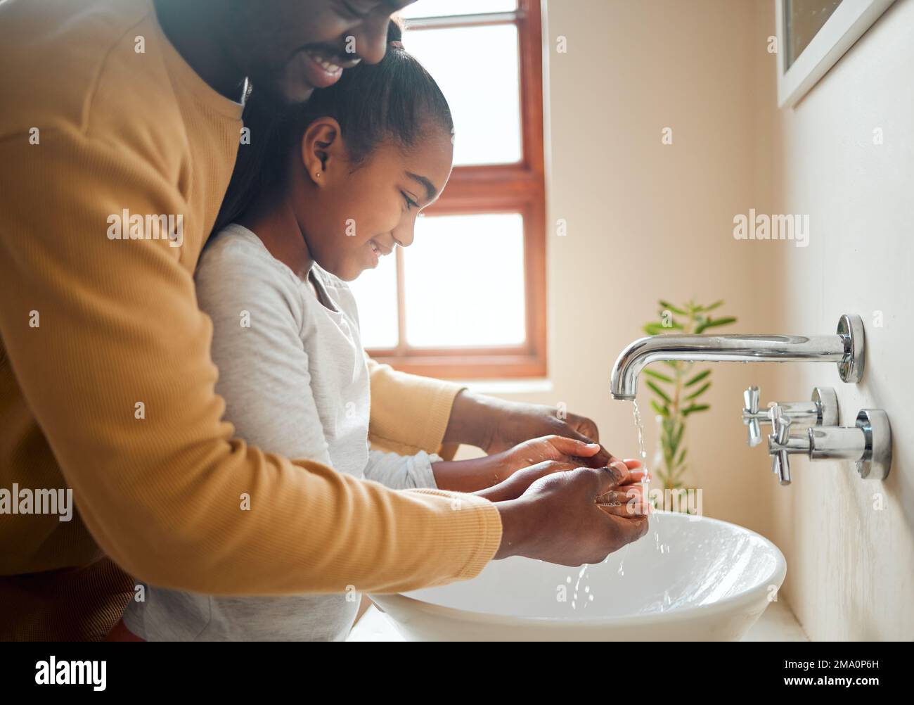 Dad and daughter hands hi-res stock photography and images - Alamy