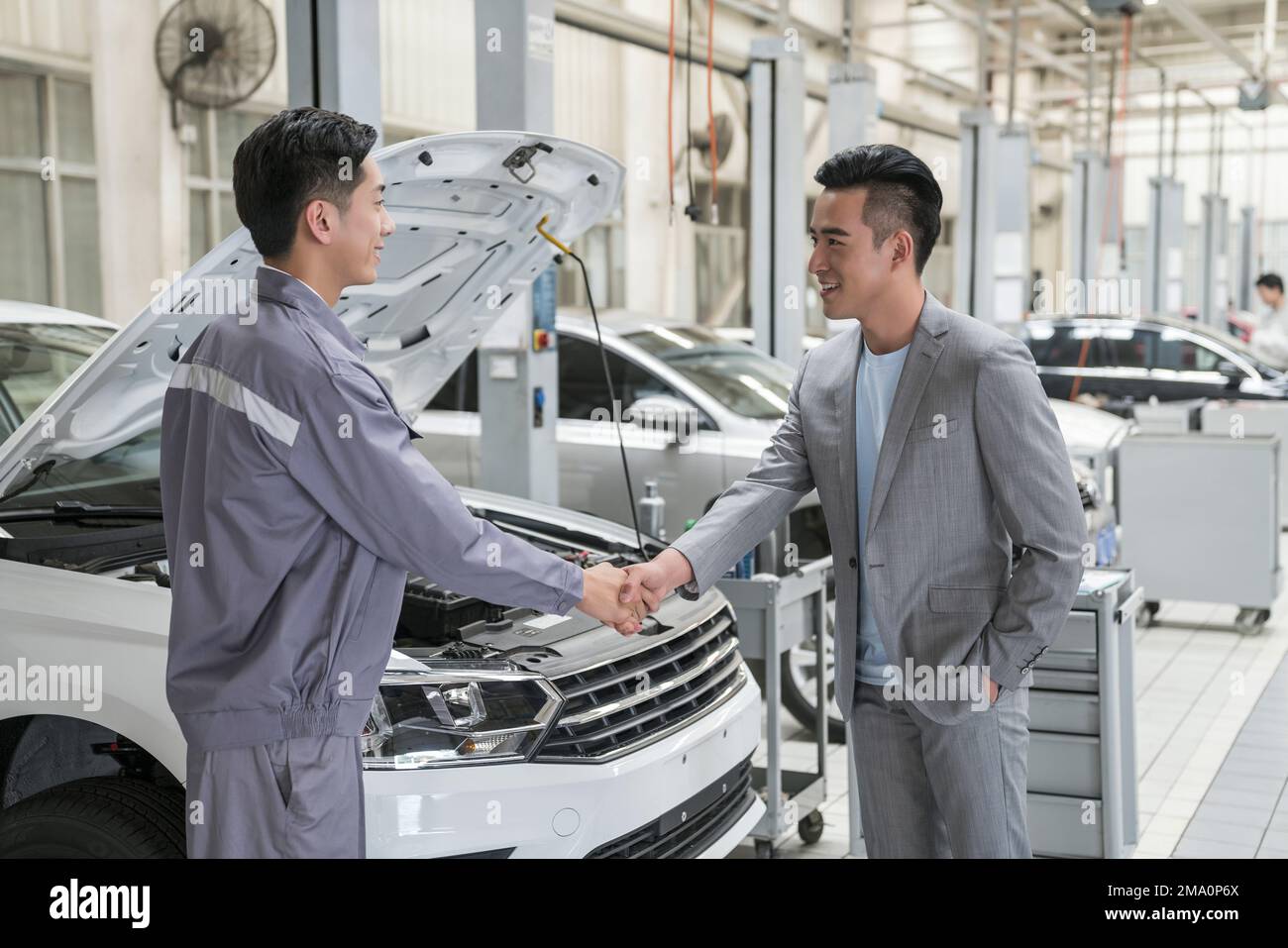 Repair shop mechanics of personnel with the customer Stock Photo - Alamy