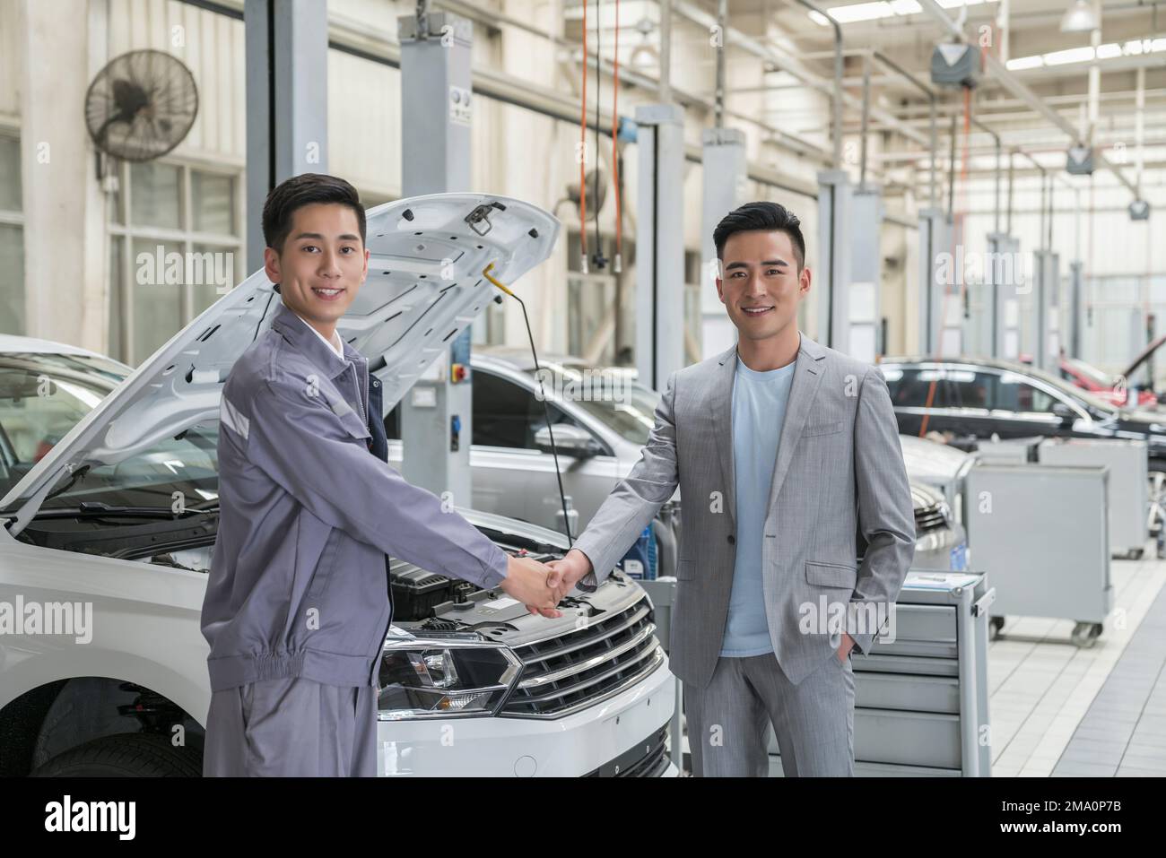 Repair shop mechanics of personnel with the customer Stock Photo - Alamy