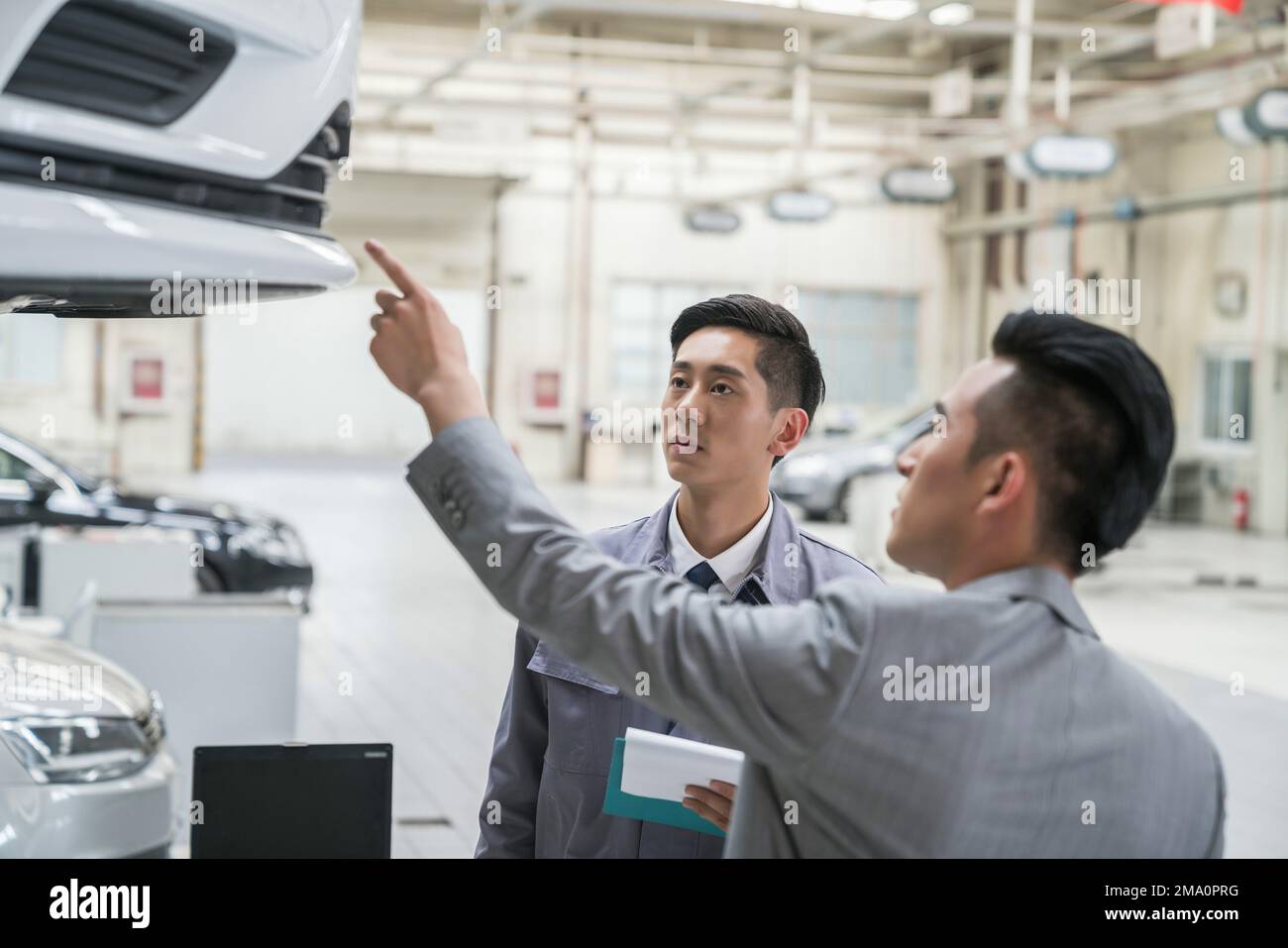 Repair shop mechanics of personnel with the customer Stock Photo - Alamy