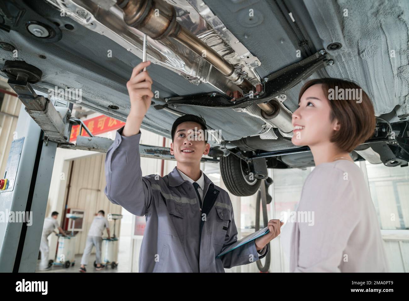 Repair shop mechanics of personnel with the customer Stock Photo - Alamy