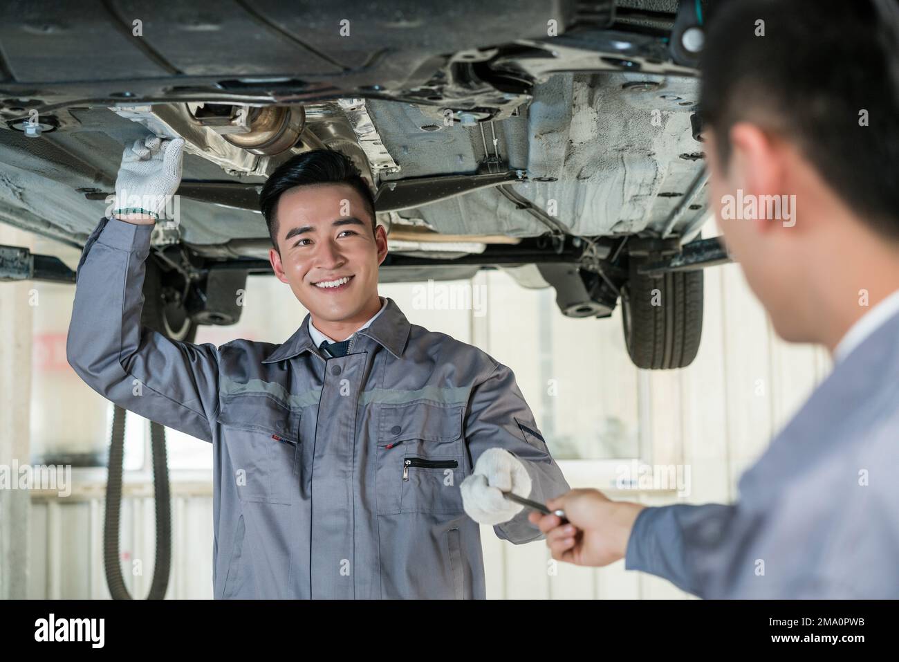 Team auto mechanics two hi-res stock photography and images - Alamy