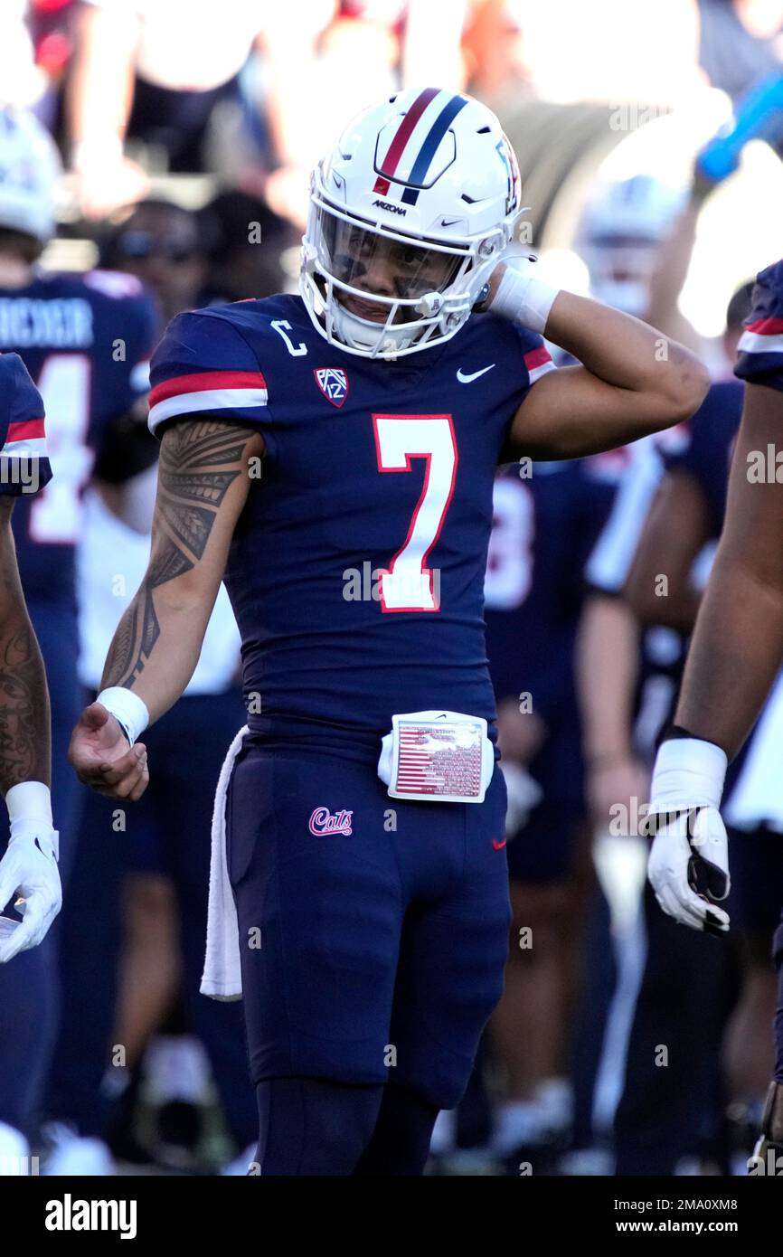 Arizona quarterback Jayden de Laura (7) in the first half during an ...