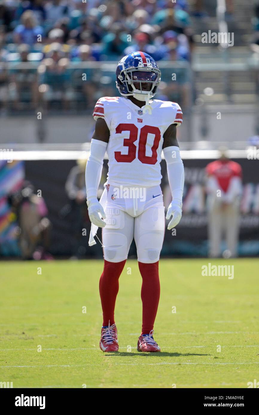 New York Giants cornerback Darnay Holmes (30) sets up for a play during ...