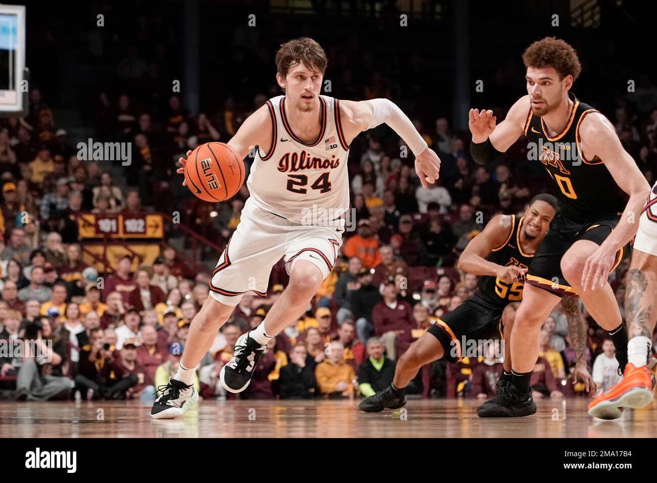 Illinois guard Matthew Mayer (24) drives past Minnesota forward Jamison ...