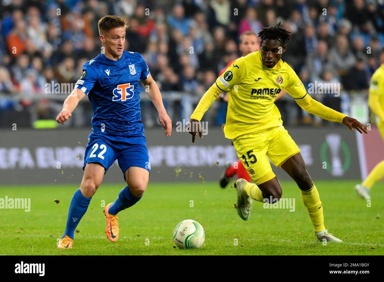 Poznan's Radoslaw Murawski, left, challenges Villarreal's Jackson ...
