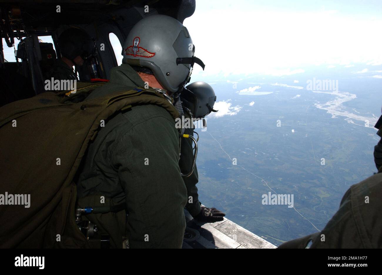 Soldiers complete parachute jumps hi-res stock photography and images ...