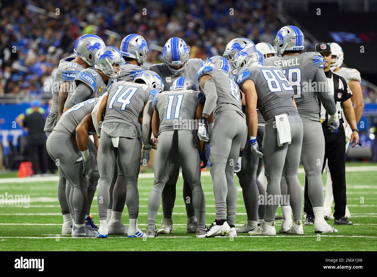 Detroit Lions quarterback Jared Goff (16) huddles up the offense ...