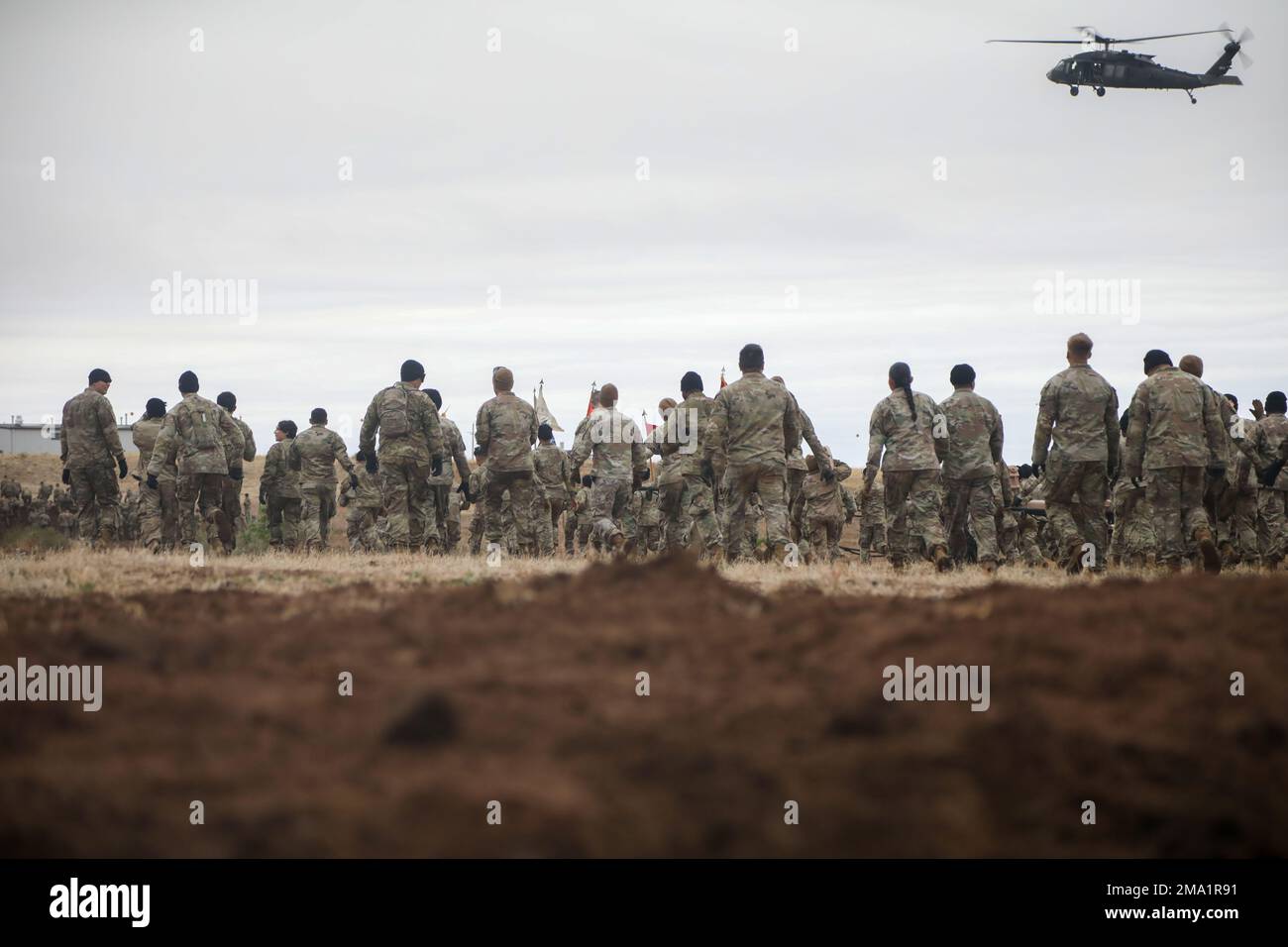 4th Infantry Division Soldiers complete the first obstacle and barrel ...