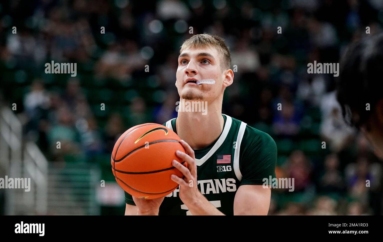 Michigan State center Carson Cooper plays during the second half of an ...