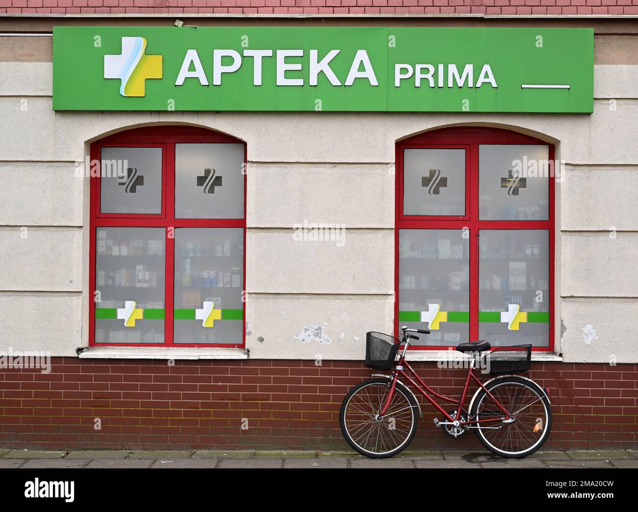 International pharmacy sign green logo hi-res stock photography and ...