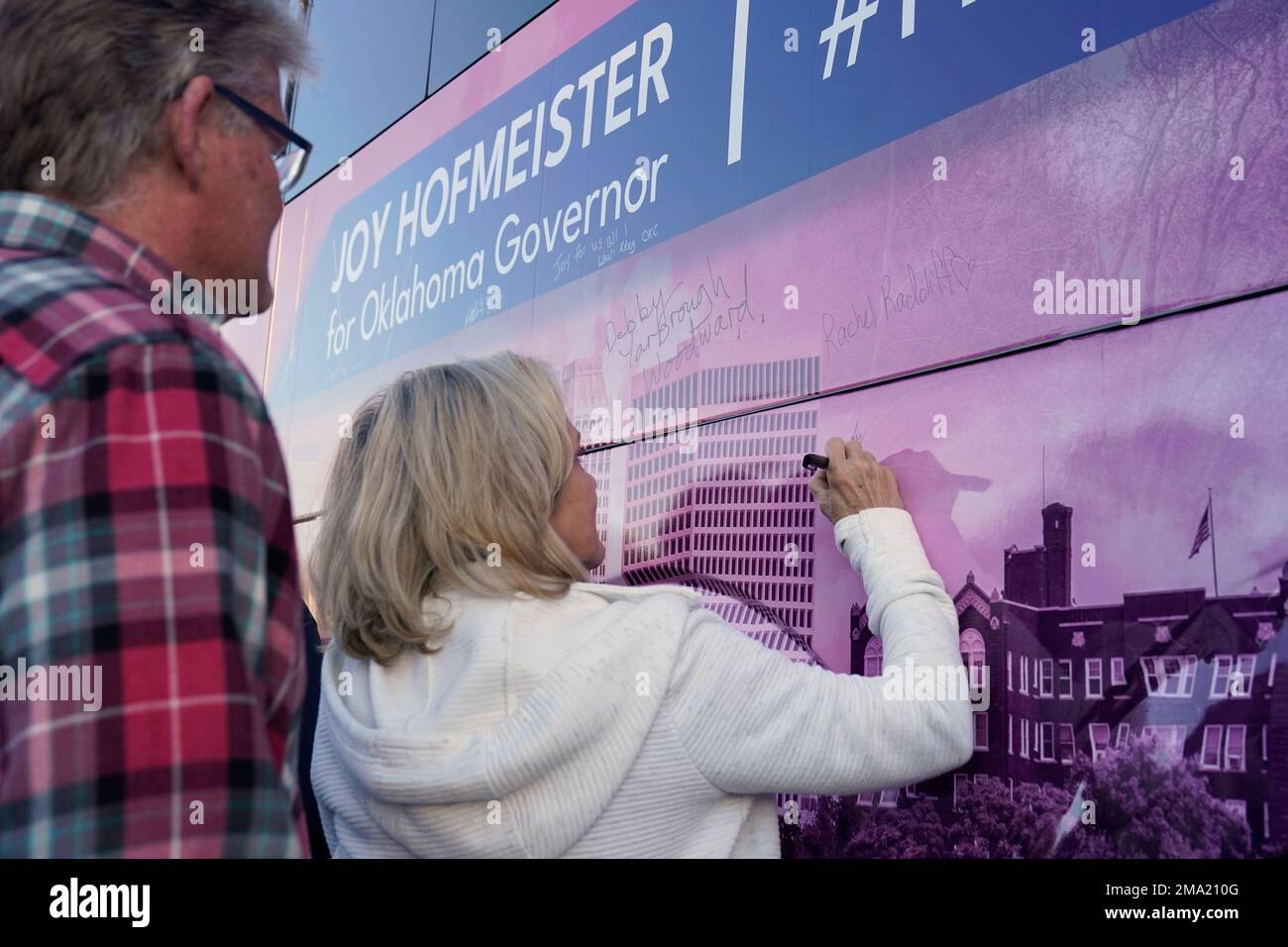 Judy Mullen-Hopper, of Oklahoma City, signs the tour bus of Democratic ...